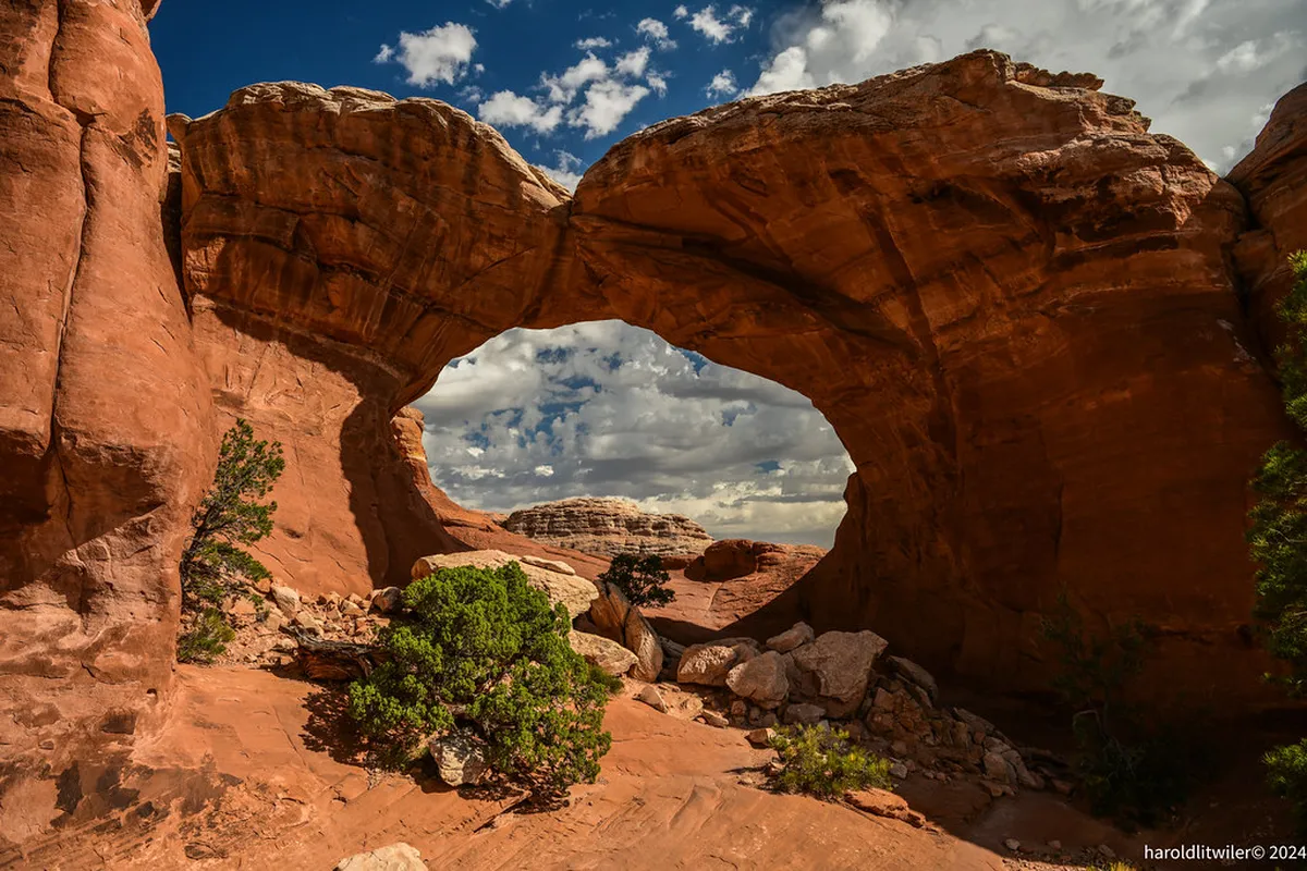 How to Hike Devil's Bridge Trail Sedona: Shuttle & Parking